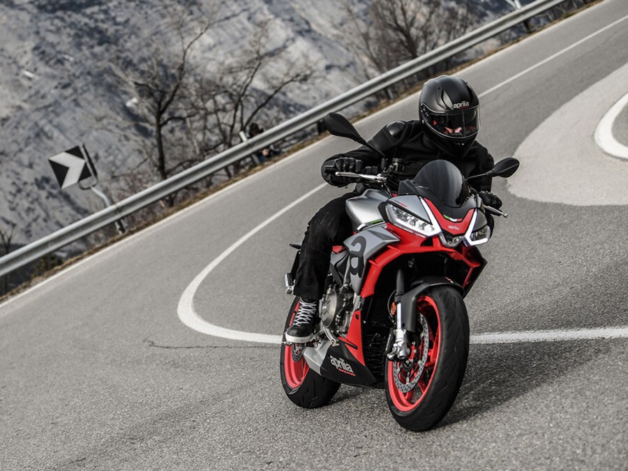 Aprilia : motos et scooters. Site officiel