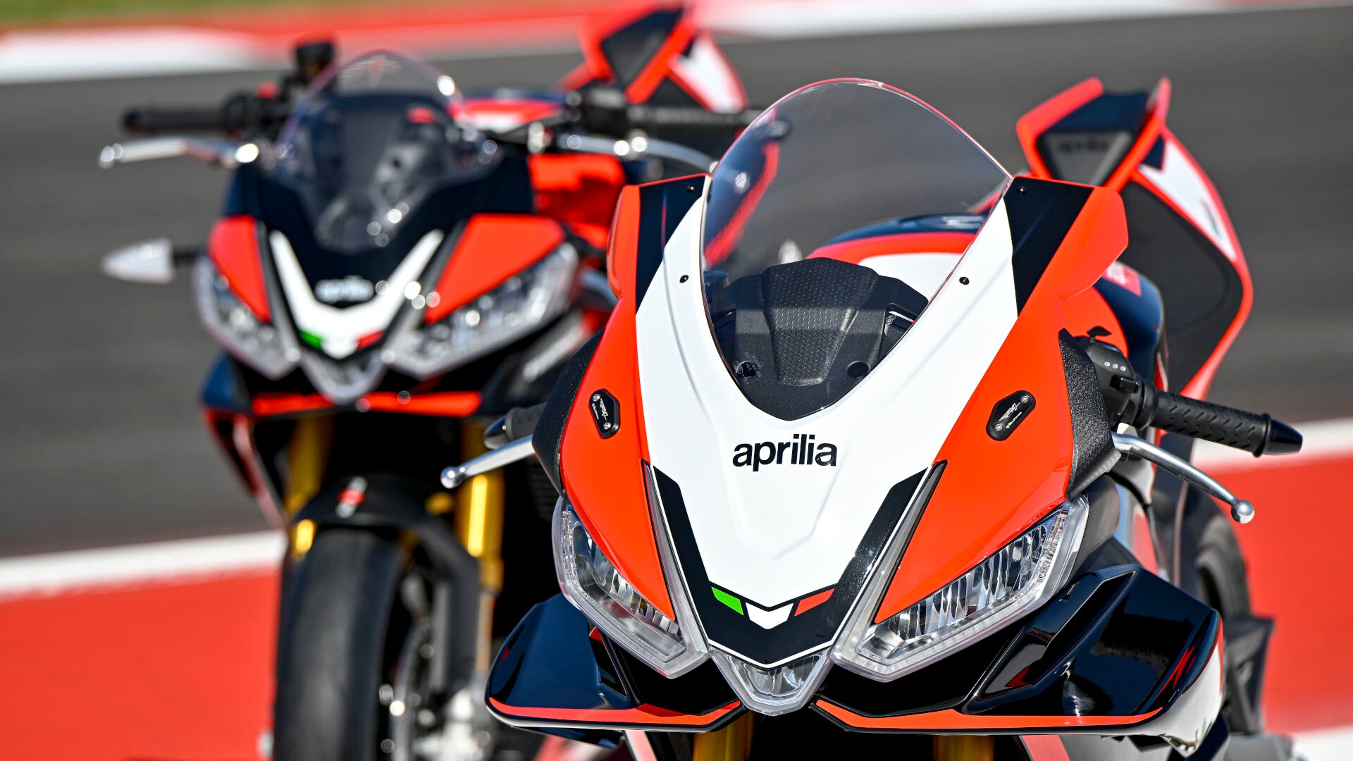 APRILIA RSV4 FACTORY EN TUONO V4 FACTORY SE-09 SBK | Aprilia NL