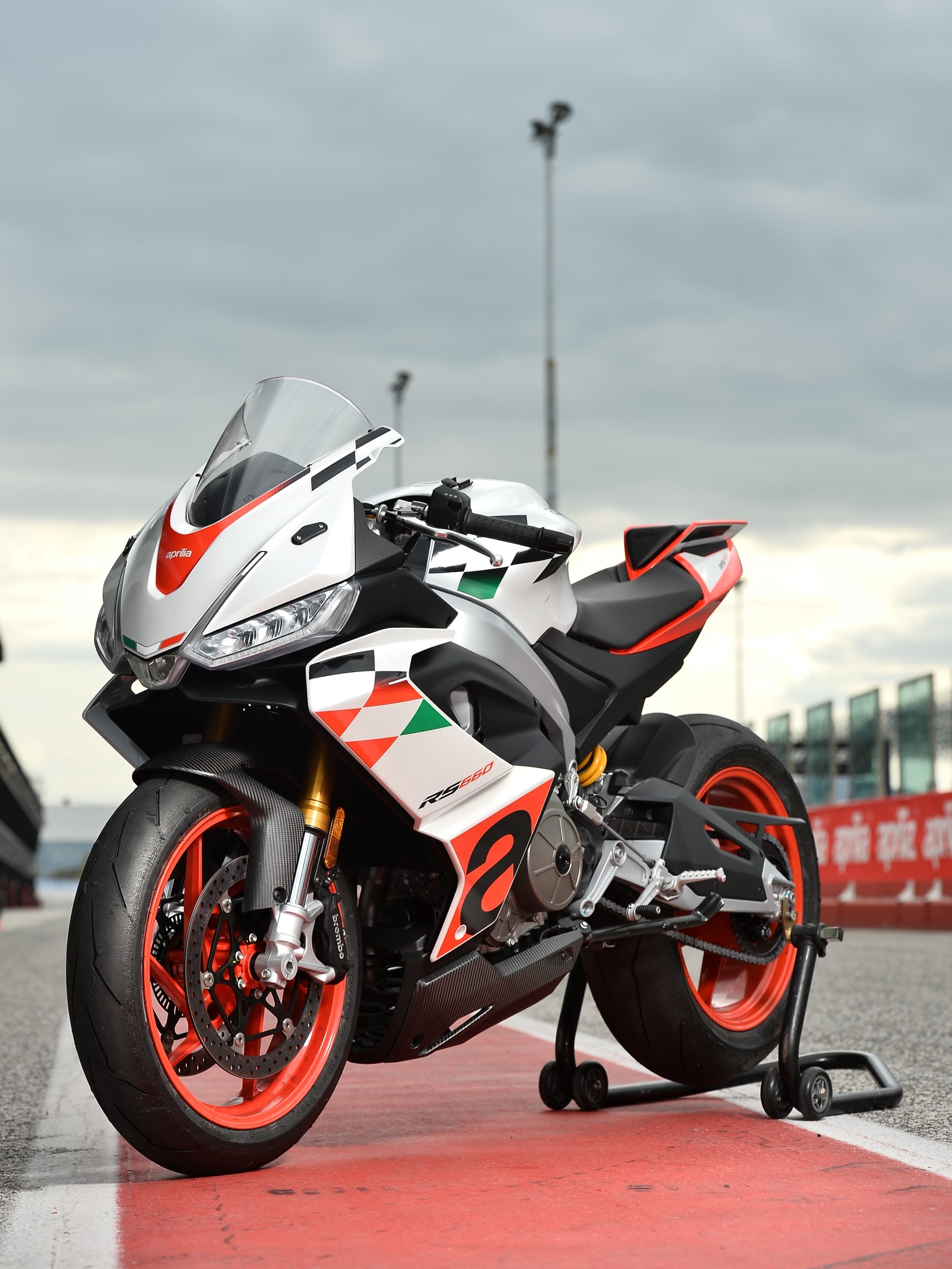 Aprilia: motorcycles and scooters. Official site